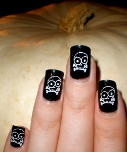 Beautiful 'Day of the Dead' Nail Art Designs
