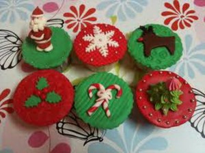 Simple and Creative Christmas Themed Cupcake Designs and Decorating Ideas