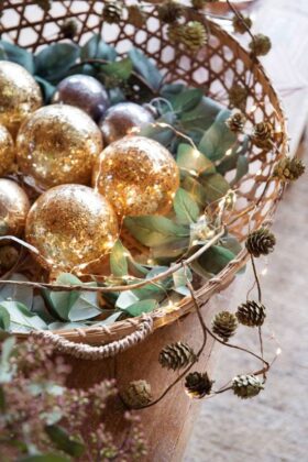 90 Awesome decor ideas with Christmas Balls and Ornaments - family holiday