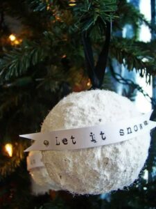 44 Cute Snowball Décor Ideas For Winter Holidays - family holiday