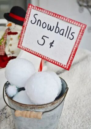 44 Cute Snowball Décor Ideas For Winter Holidays - family holiday