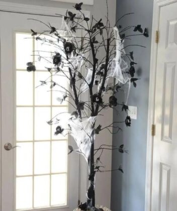 Affordable bat decorations for Halloween: DIY ideas and tips - family ...
